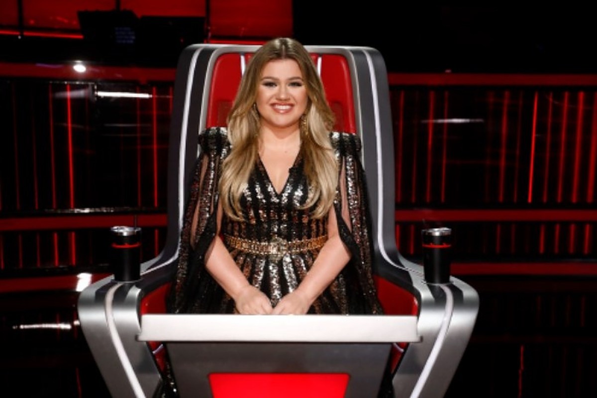 Kelly Clarkson surprised fans by announcing she would eliminate one of ...