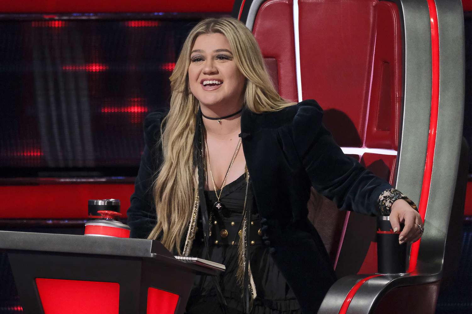 Kelly Clarkson surprised fans by announcing she would eliminate one of ...